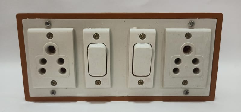 6A 2 Sockets (5 Pin Socket) & 2 Switch Extension Box with 6A Plug & 5m Wire
